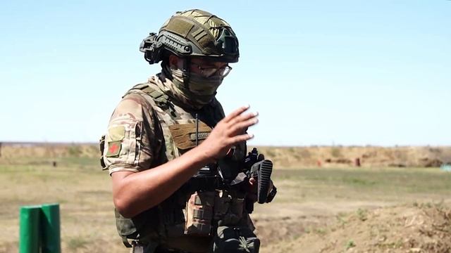 Выпускники военных вузов 2025 года изучают тактическую медицину на полигоне ЮВО эвакуация раненых