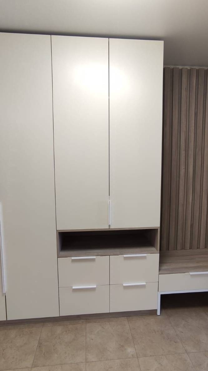 Сандрин - распашной четырехстворчатый шкаф в прихожую с рейками и 5-ю ящиками на заказ в Москве