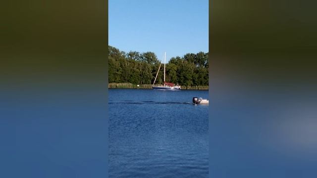 ЯХТА В КАЛИНИНГРАДСКОМ ЗАЛИВЕ