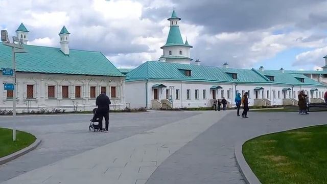 Вокруг собора в Новоиерусалимском монастыре. 14 мая.