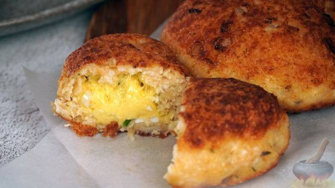 Нескучные котлеты с сюрпризом. КУРИНЫЕ ЗРАЗЫ С ЯЙЦОМ И СЫРОМ