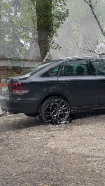 Volkswagen Polo на примерке дисков в 17-ом диаметре