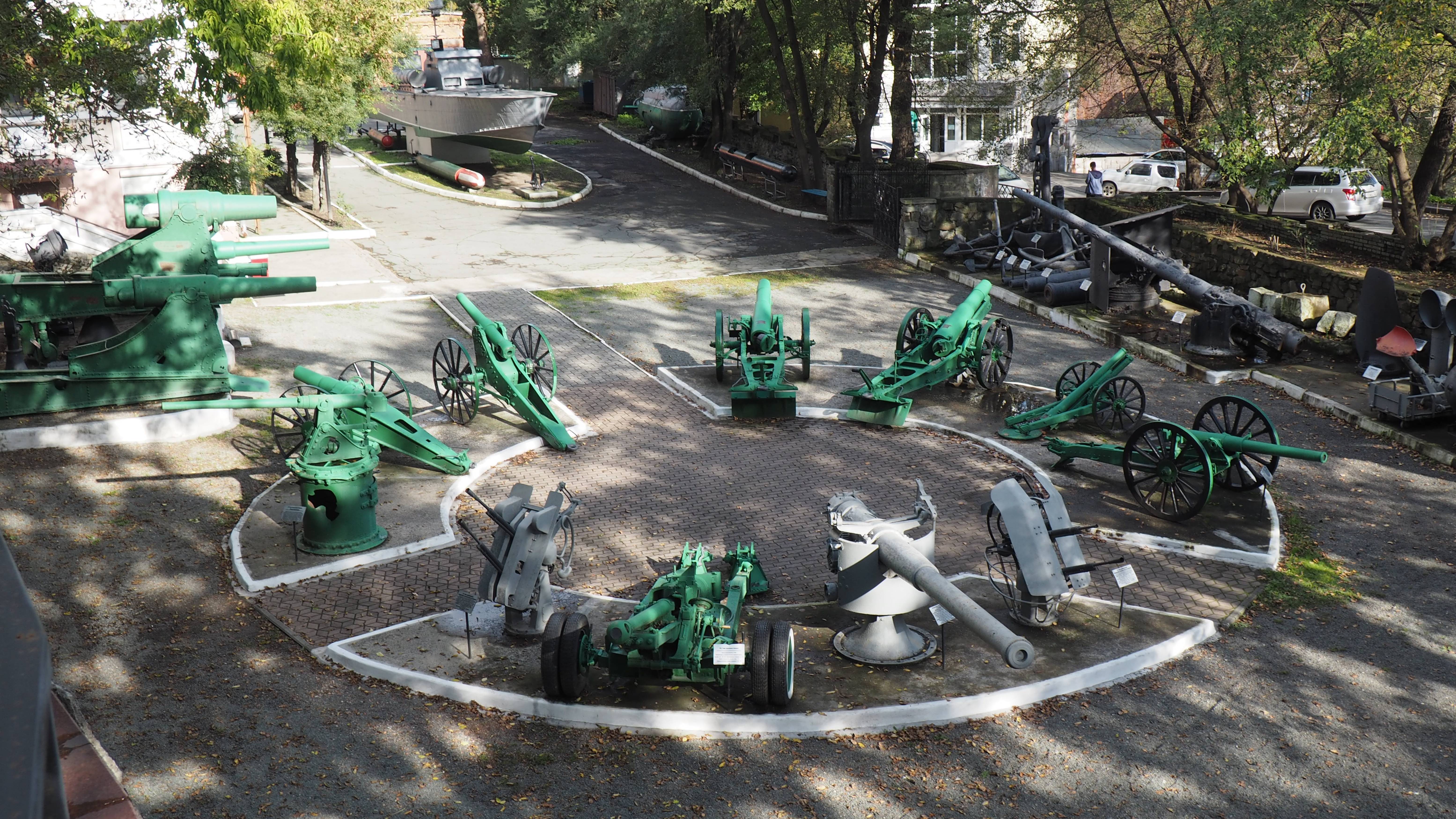 Военная техника во дворе Музея Тихоокеанского флота (Владивосток).