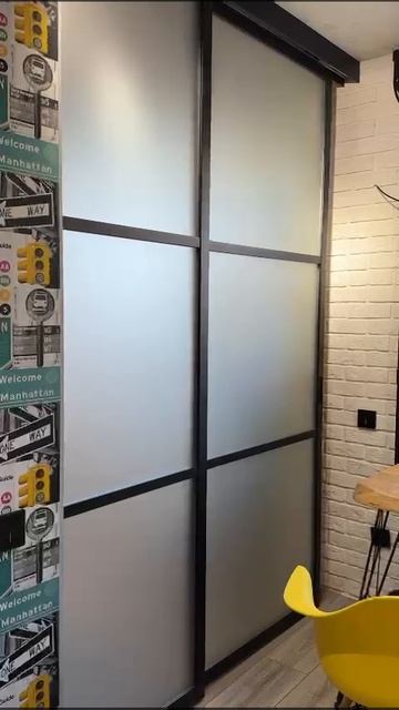 Отзыв от заказчика на нашу работу: перегородка разделяющая кухню и гостиную в стильную квартиру