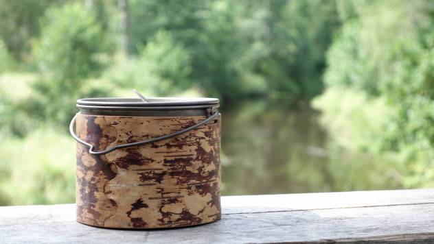 Чехол для походного котелка из бересты.