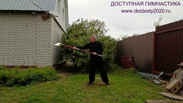 Разминка со спортивной алебардой Секира в деревне (7)