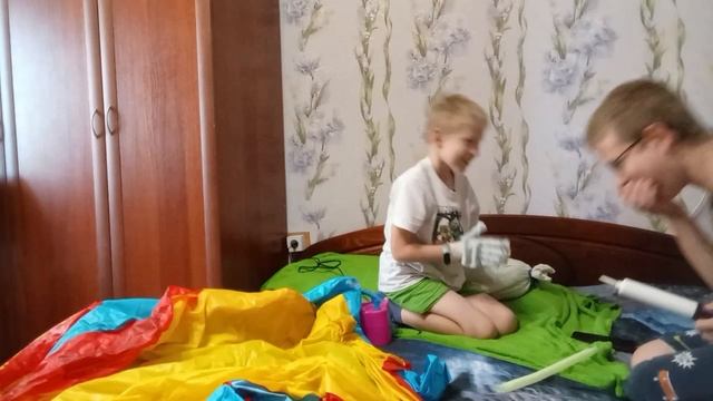 Надутый Артём, когда надуваем шарики