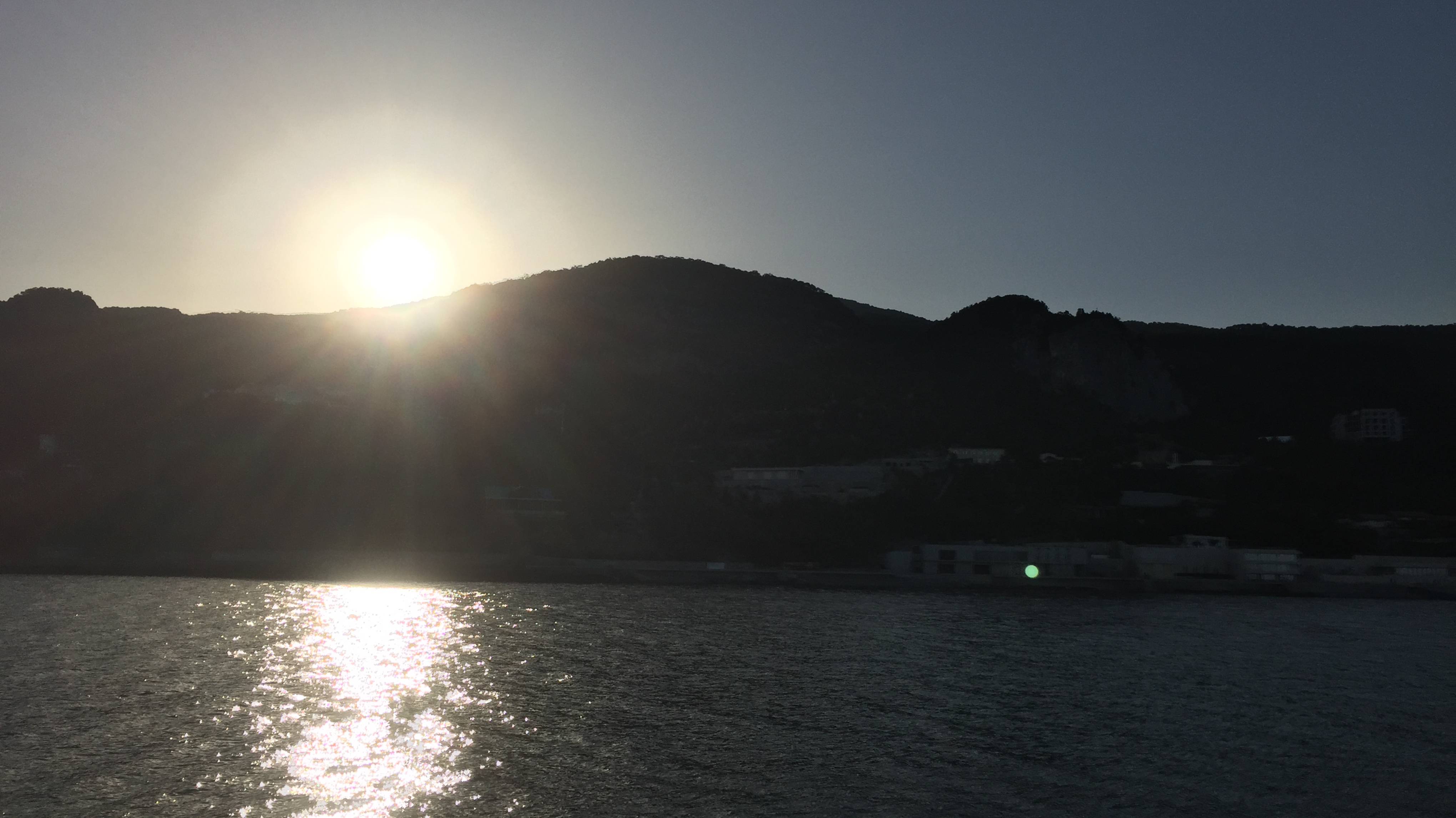 Восход солнца в Крыму. Поселок Утес. Ранее утро у черного моря. Путешествие. Отдых на море