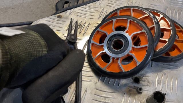 Как снять каток с вала гусянки. Модернизация и обслуживание гусеницы снегохода WELS RS 200. Часть 1