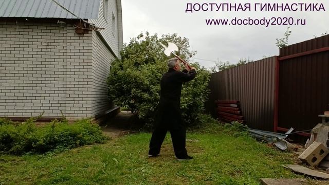Разминка со спортивной алебардой Секира в деревне