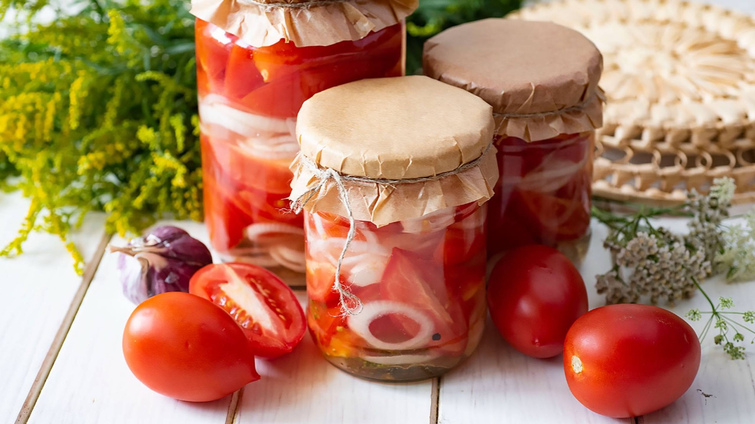 Такие помидоры я заготавливаю каждый год! Просто, красиво, невероятно вкусно — по-чешски с луком 🌿