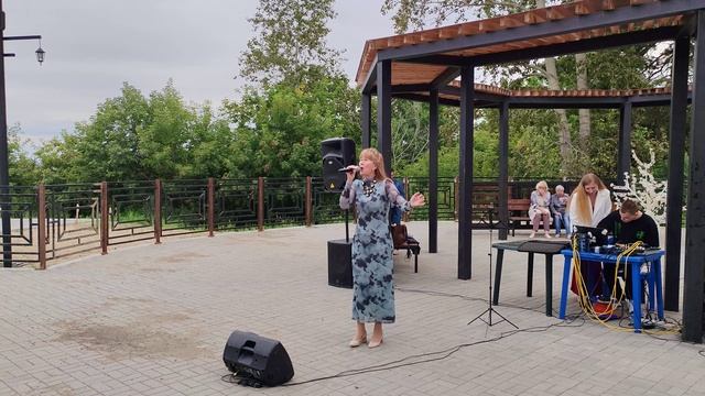 Песня "А на море белый песок", исполняет Людмила Злобина