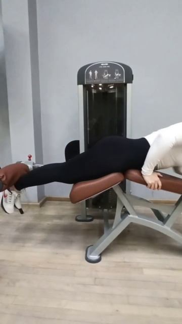 Как делать сгибание ног лежа в тренажере