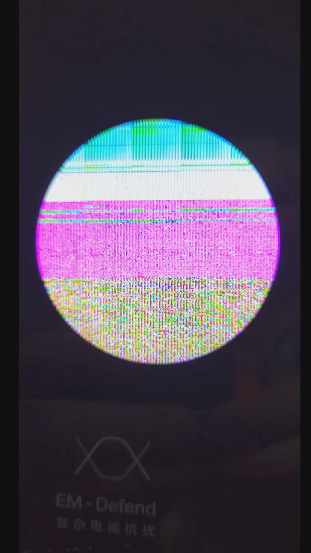 ZEEKR 7X. Глюк экрана на боковой стойке.