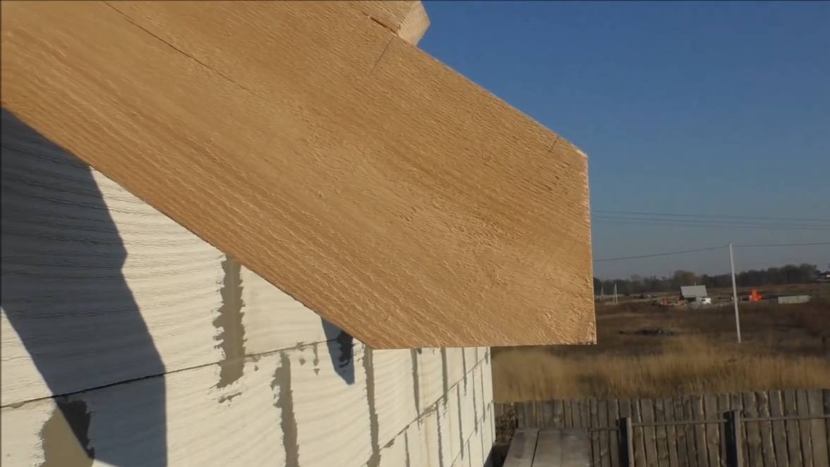 Подрезка стропил под лобовую доску и капельник