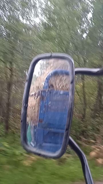 Везу мокрое сено в рулончиках , попал под дождь .Второй рейс 95 рулончиков . 24 августа 2025г.