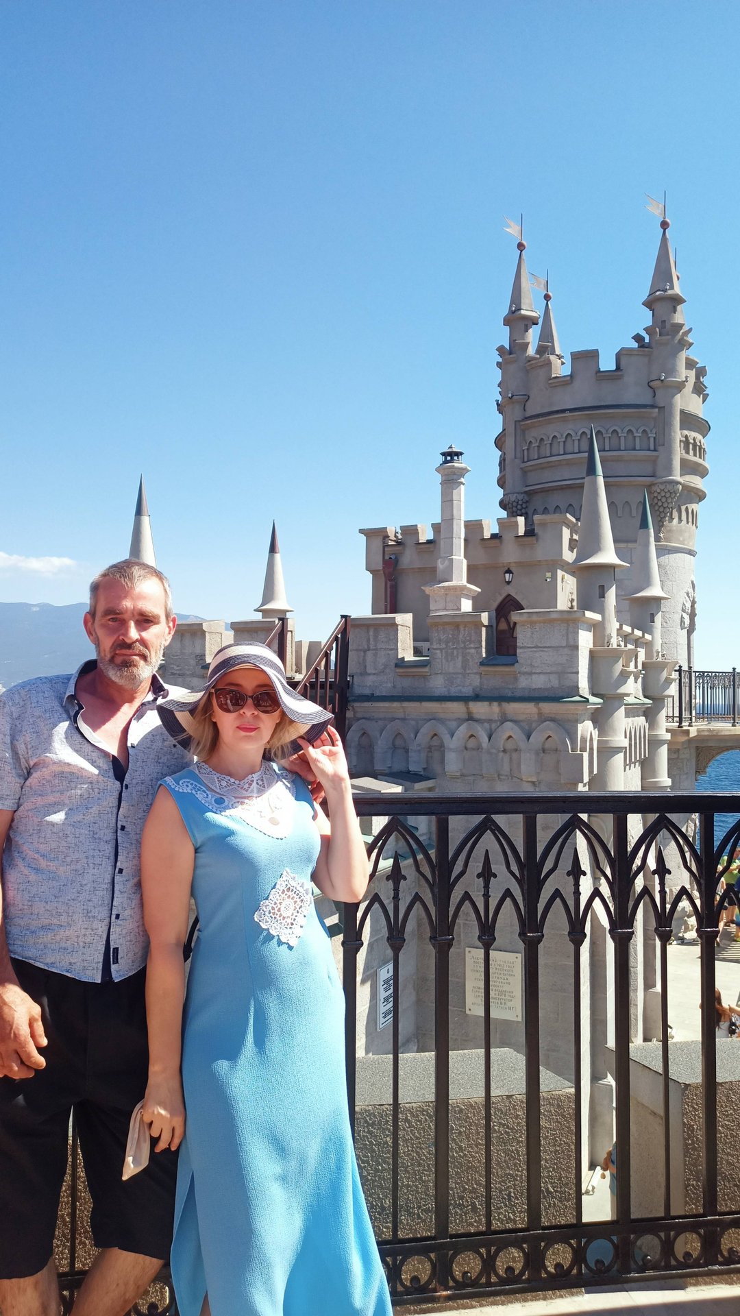 Ласточкино гнездо: стоит ли ехать на колесах в Крым ради этой достопримечательности?