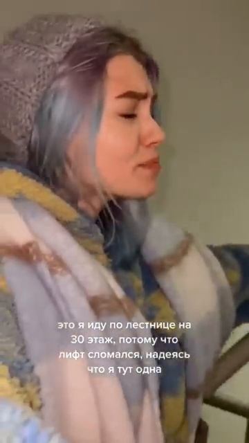 Саша Капустина поёт в подъезде