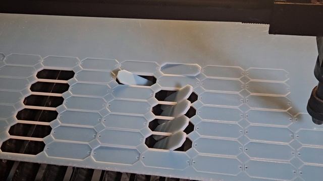 Лазерная резка белого оргстекла.