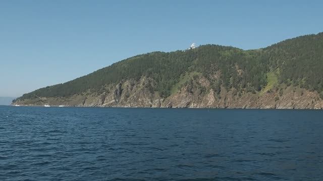 На теплоходе по озеру Байкал. Вид на поселок Листвянка и берег озера.