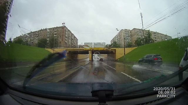 На машине в дождь к центру Москвы. Медитация. И фонтаны брызг иногда.