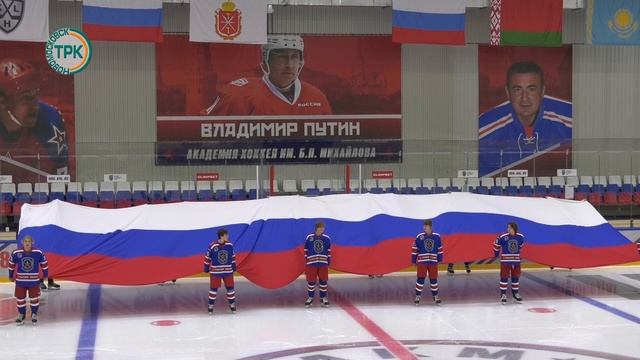Флаг развернули на Ледовой арене