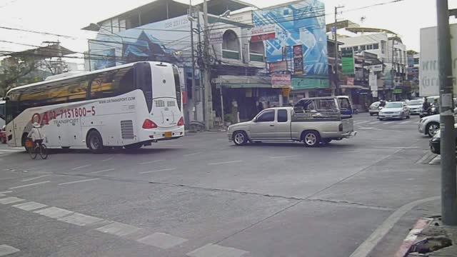 Движение на перекрестке в Паттайе, Таиланд.