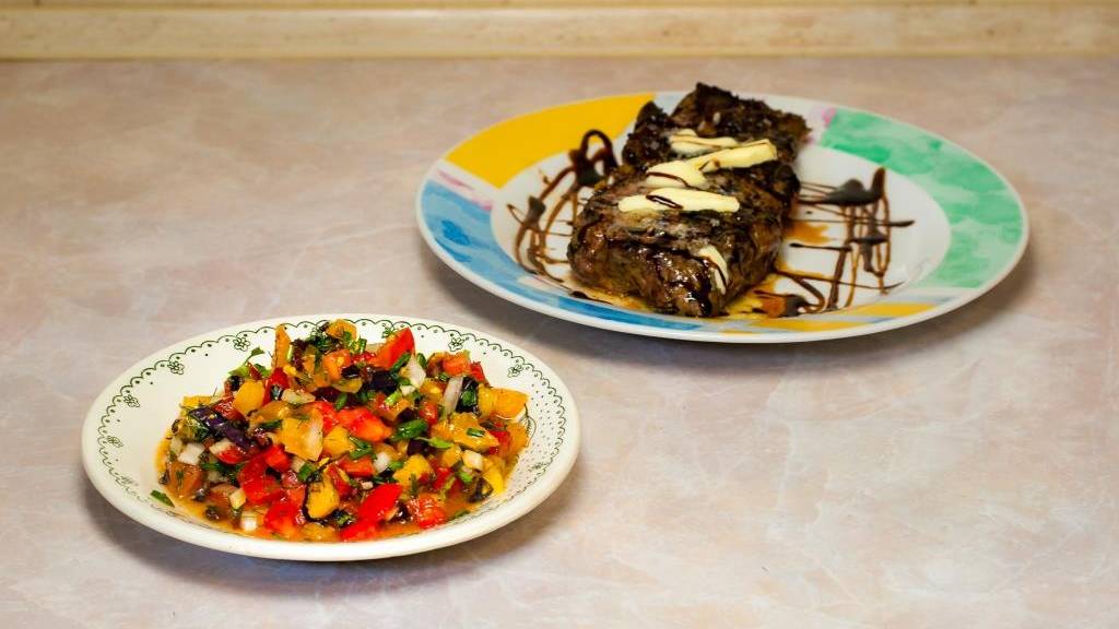 Тартар из одесских помидоров и говяжий стейк из вакуума