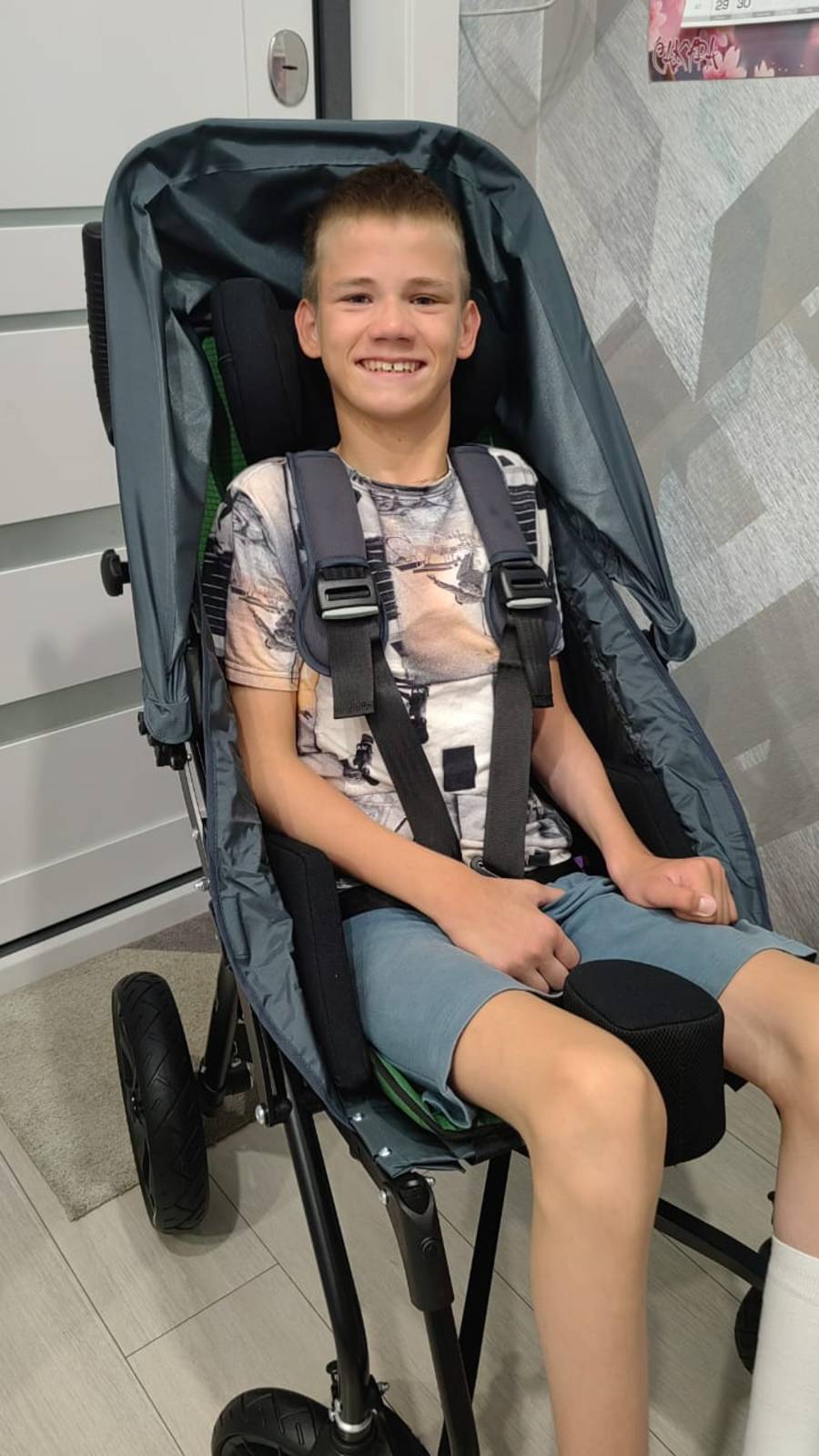 Ваня и его мама благодарят фонд "Все Все Вместе" за коляску!