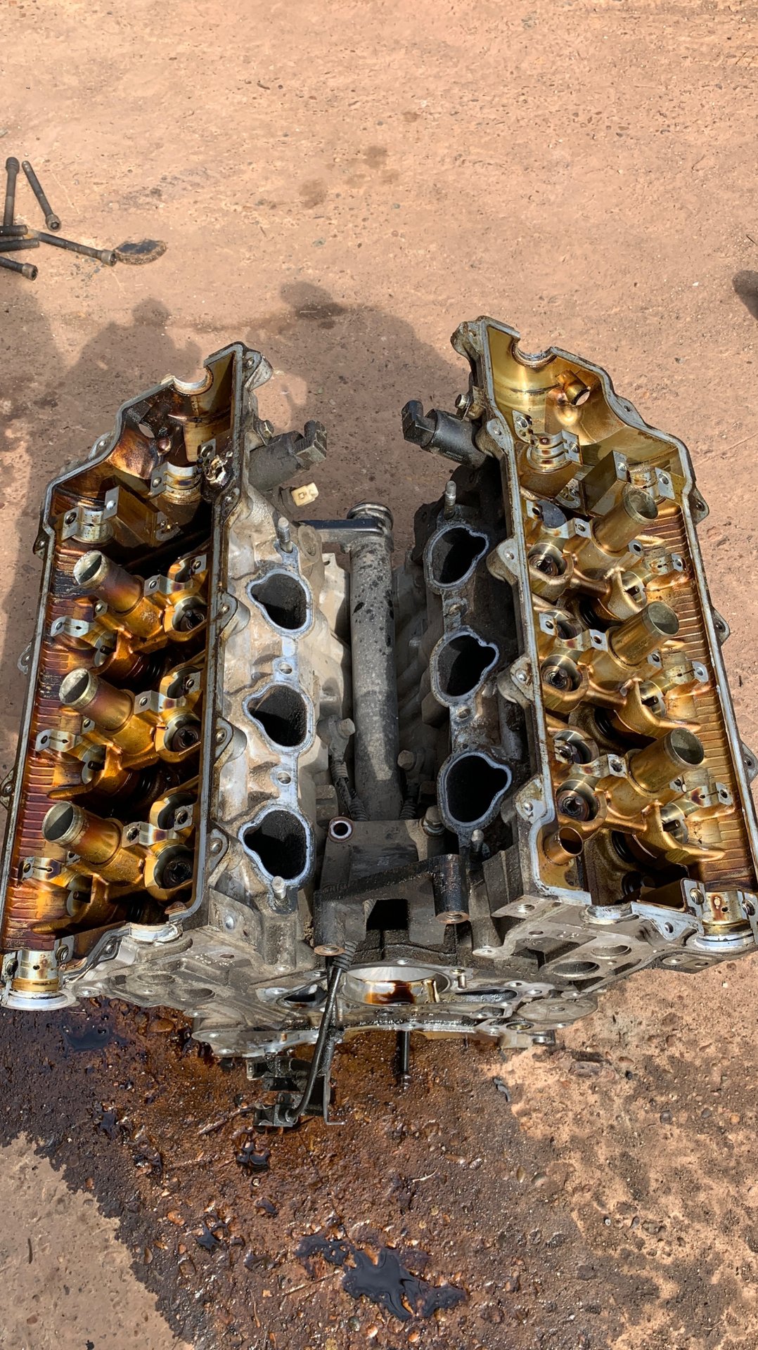 Сброс металлолома не кончается. Начинает цветной попадаться.