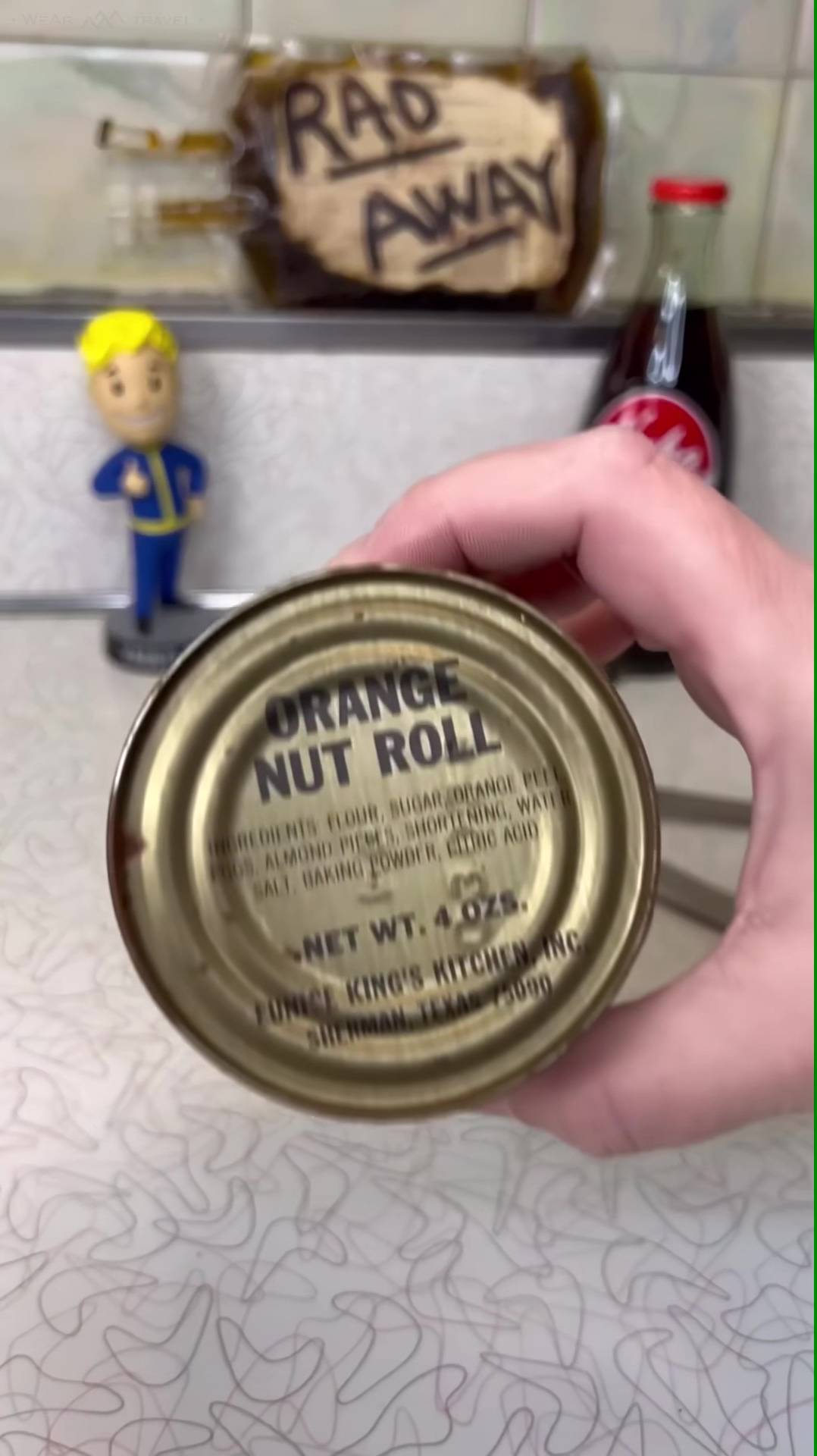 Открываю 60-летнюю банку “Апельсиново-орехового рулета” ☢️🤢