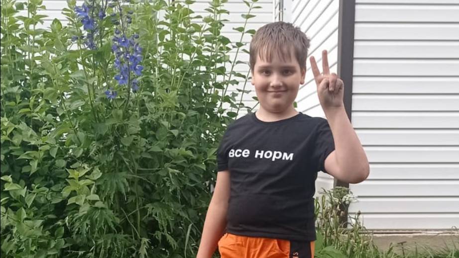 Сережа помогает поливать огород