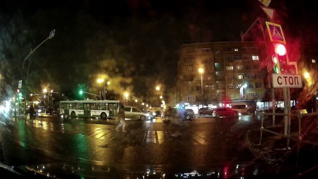 Автобус въехал. Неожиданно и быстро.