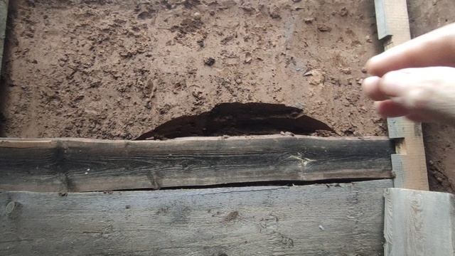 Обвал грунта на яме для канализации