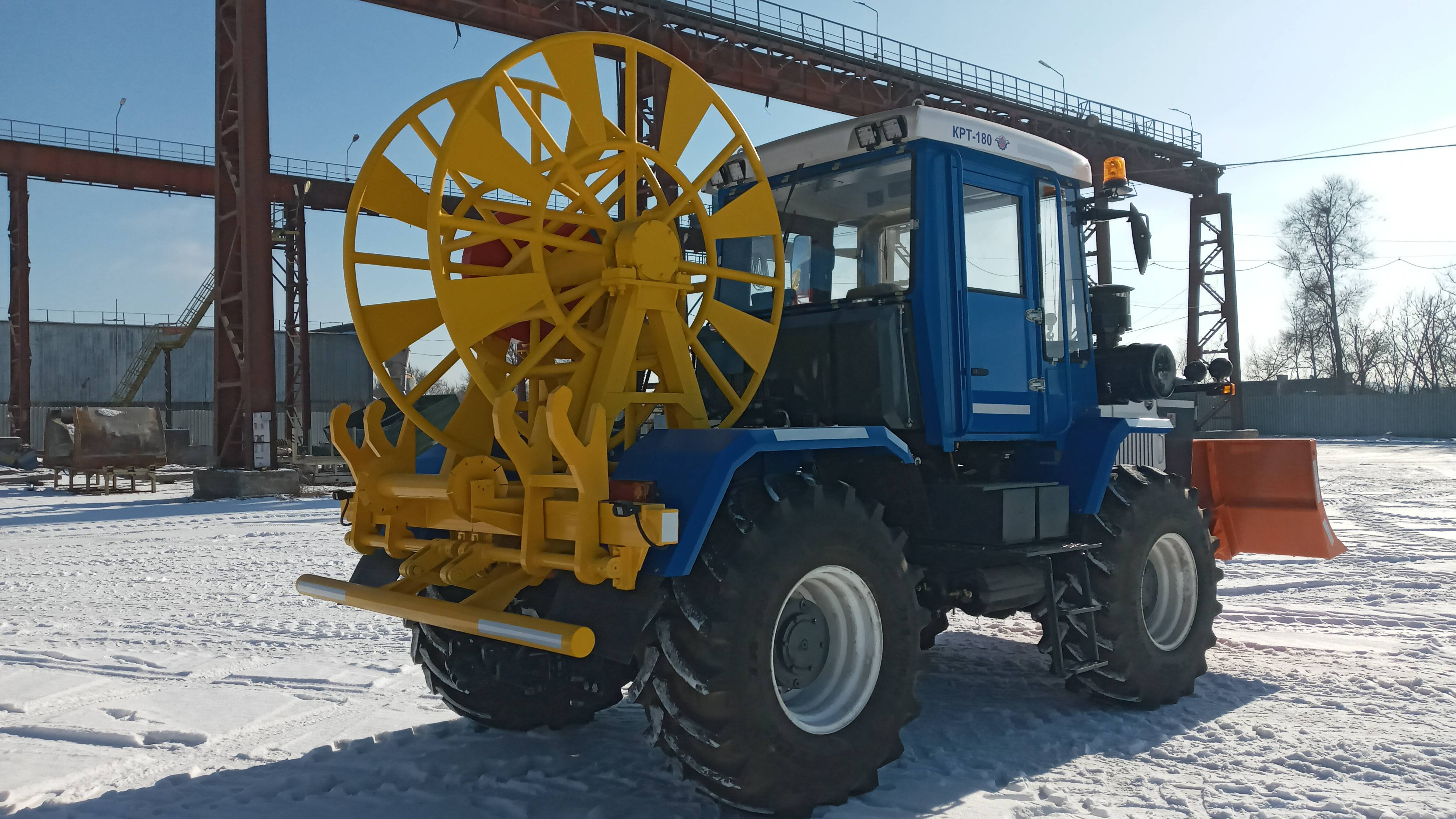 Кабелеукладчик  КРТ-180.240 производства ООО "Ригель АВ-Белгород" с агрегатом для укладки кабеля