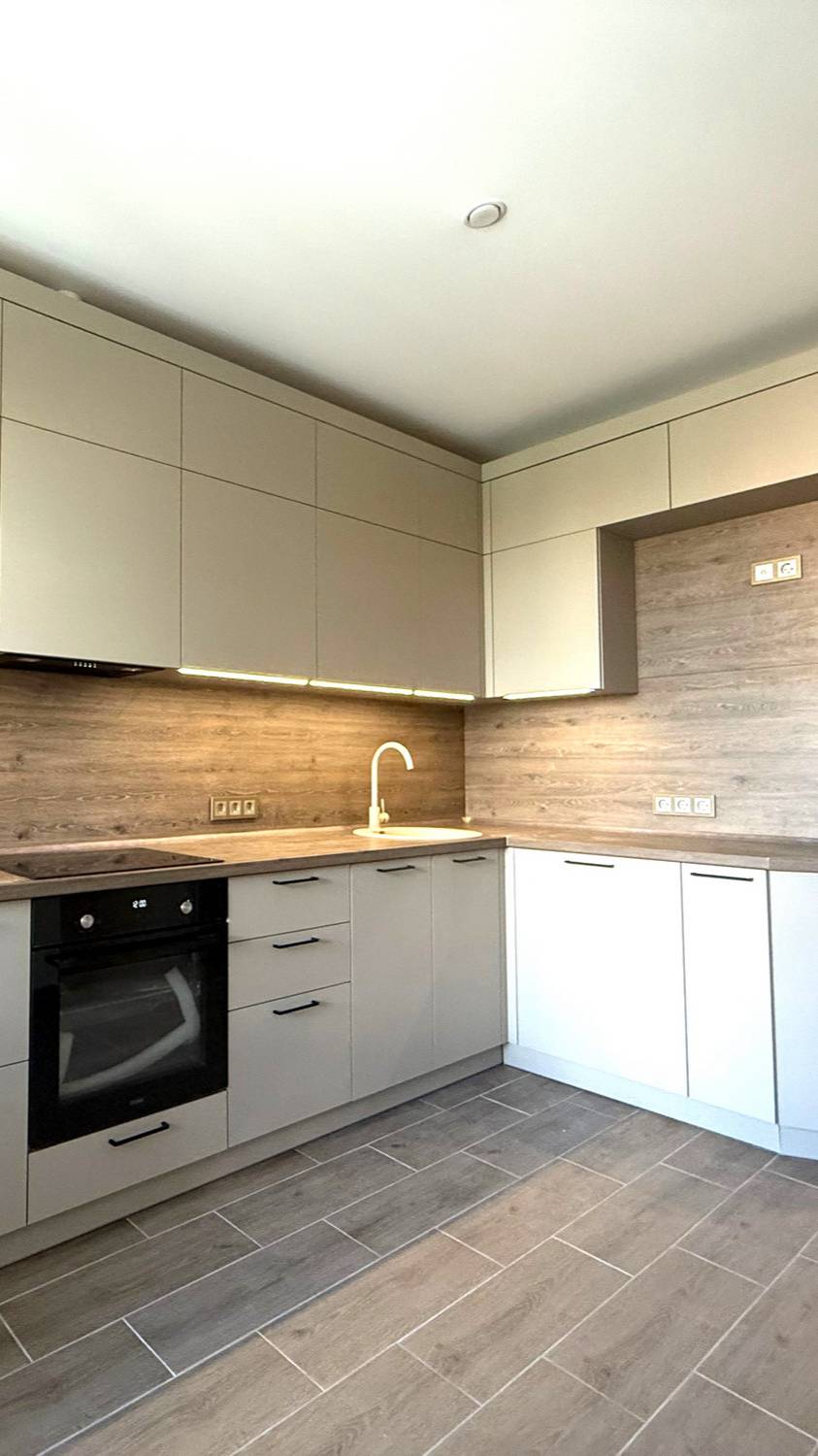 Угловая, белая кухня в современном стиле Клоди на заказ в Москве, Владимире, Иваново.