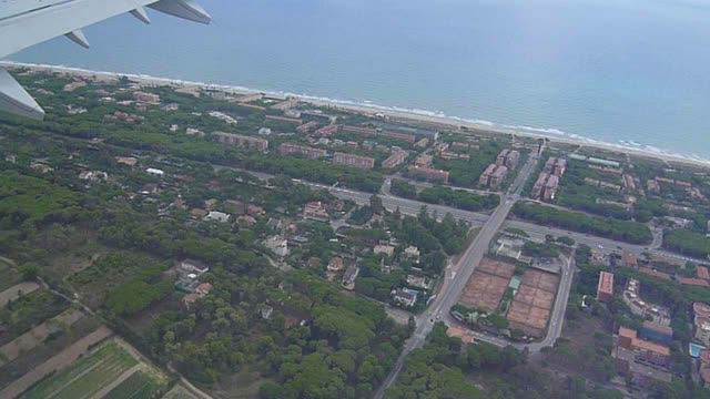 Приземление на самолете в аэропорт Барселоны (Испания).