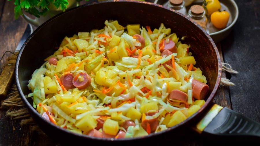 Простой рецепт тушеной капусты с сосисками и картофелем