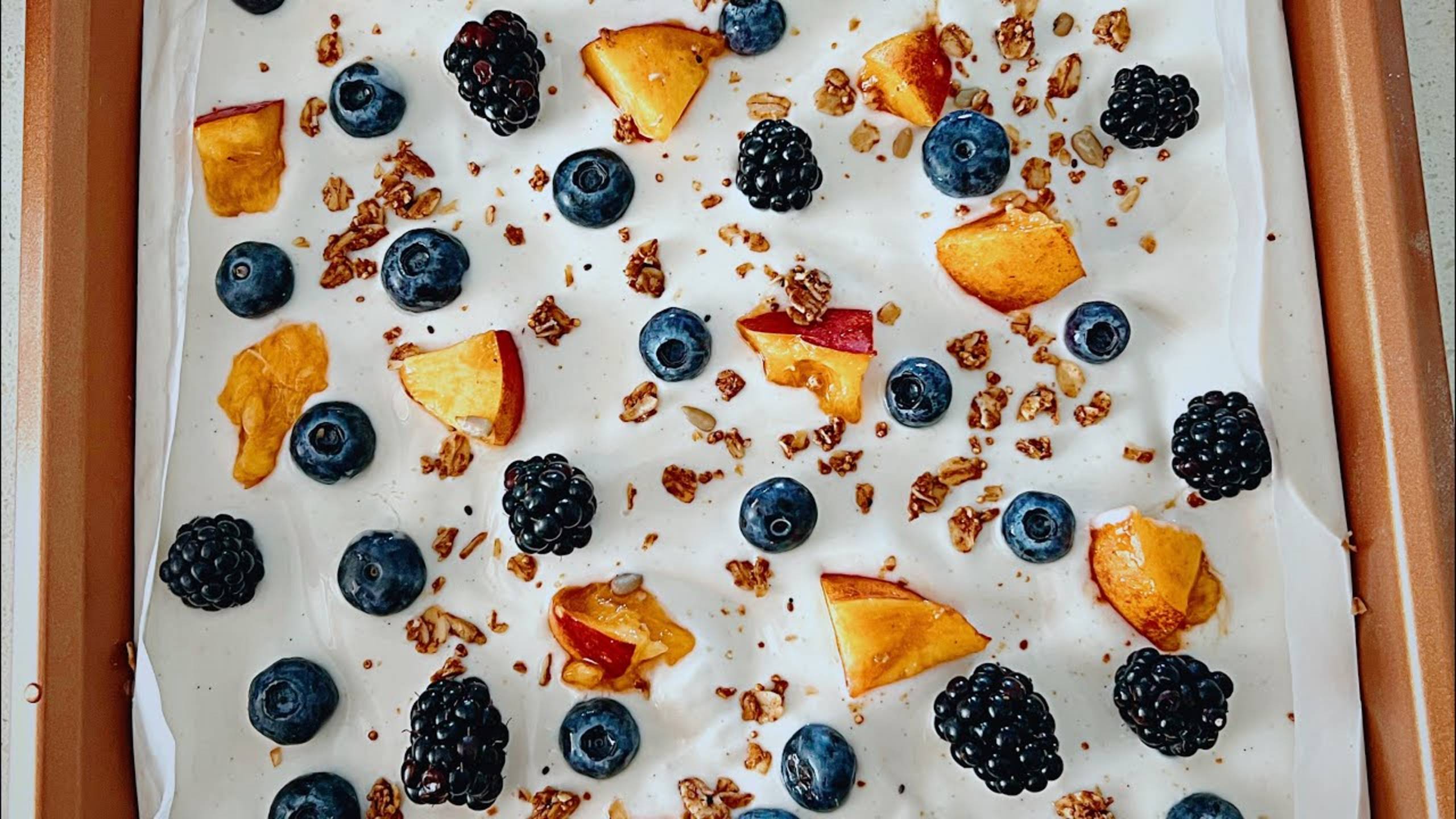 Полезный десерт из ягод и йогурта? Без сахара!