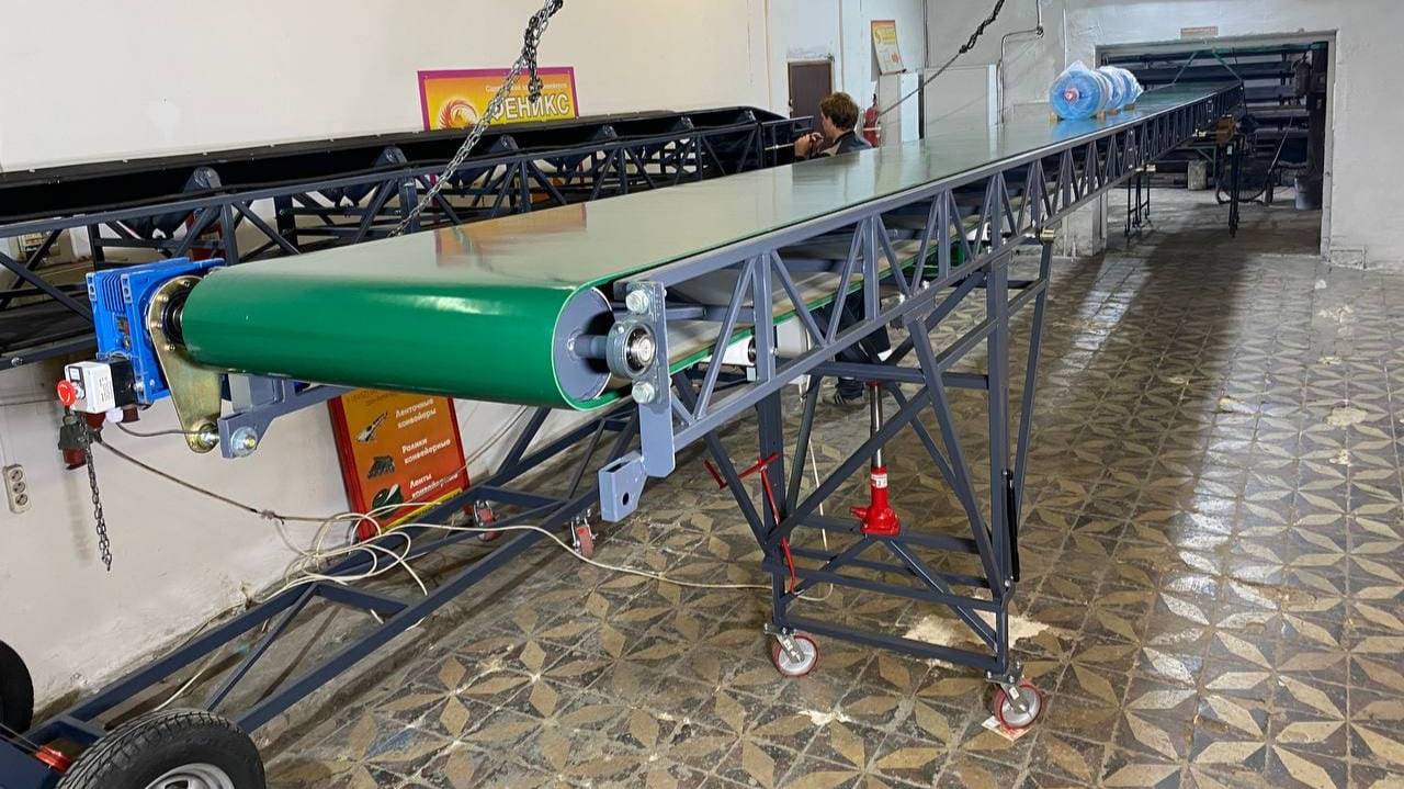 Горизонтальный конвейер с регулировкой высоты для мешков. 0993