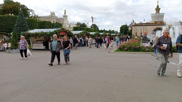 ВДНХ Москва. Фестиваль Вкусы России.Фонтан Каменный цветок. Палатки с продукцией регионов России