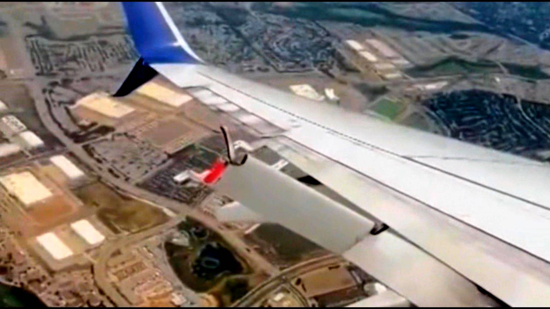 Закрылок частично оторвался у самолета Boeing во время полета