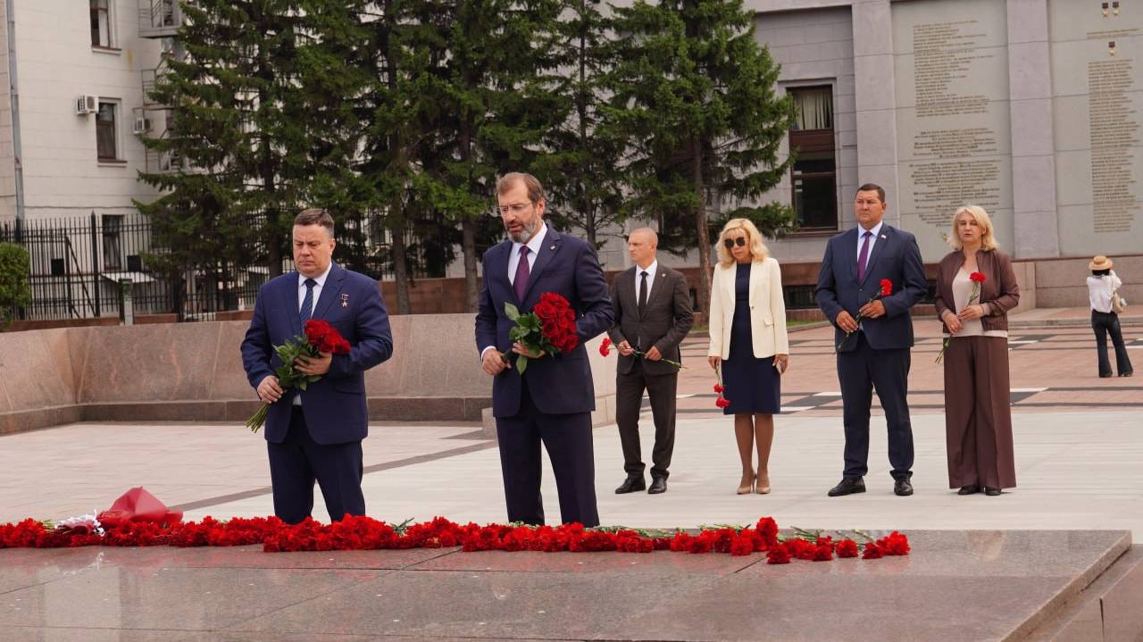 Константин Кузьмин возложил цветы к иркутскому мемориалу «Вечный огонь»