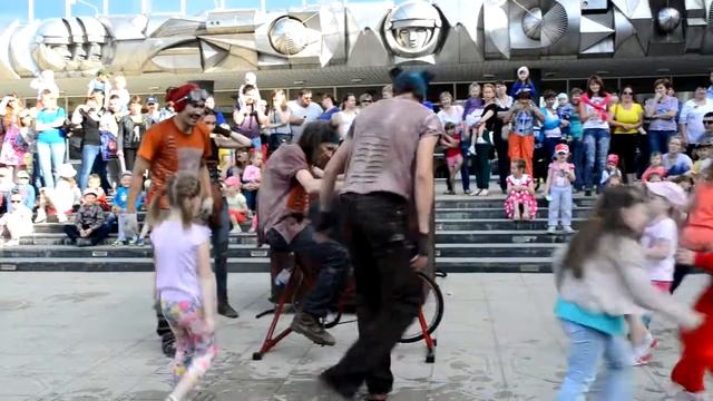 Уличный интерактивный спектакль "О!"