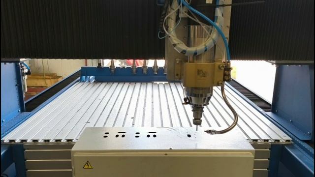 Фрезерование отверстий в габаритных шкафах на фрезерном станке с ЧПУ с вертикальным столом