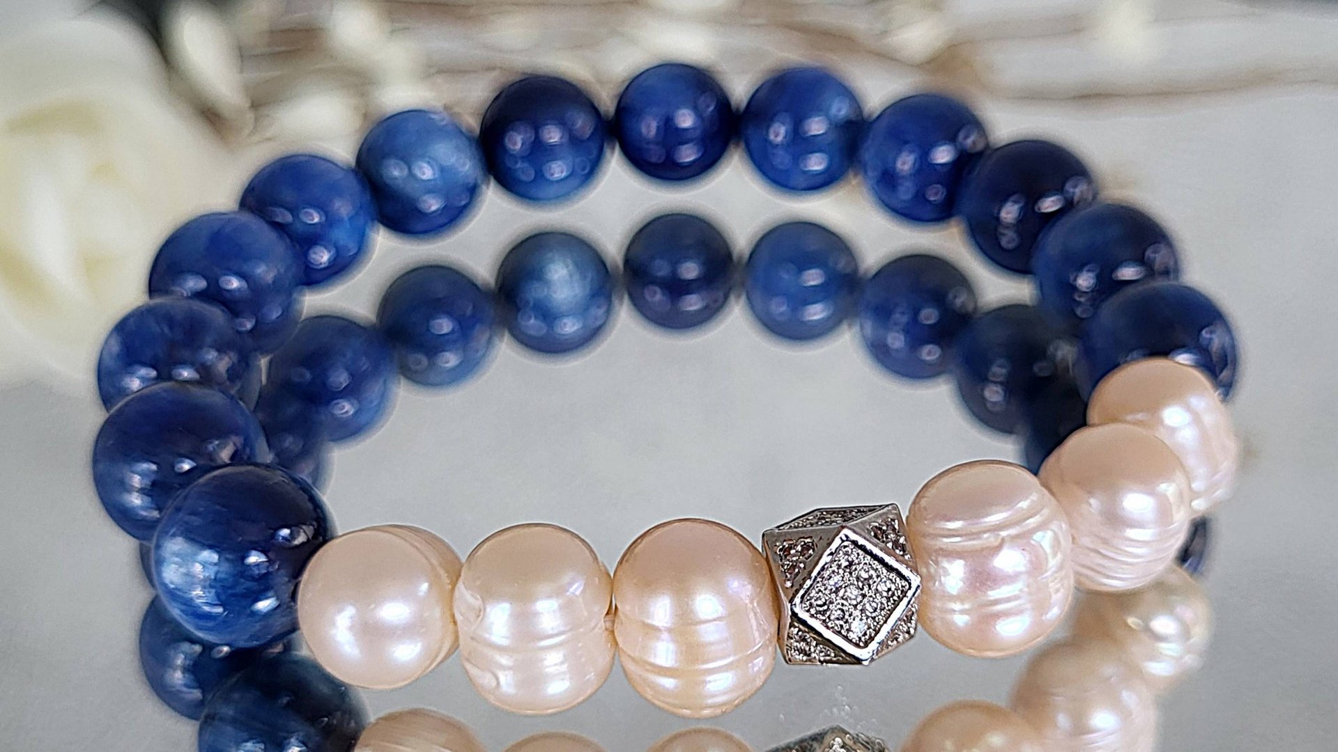 Браслет из кианита, жемчуга кремового