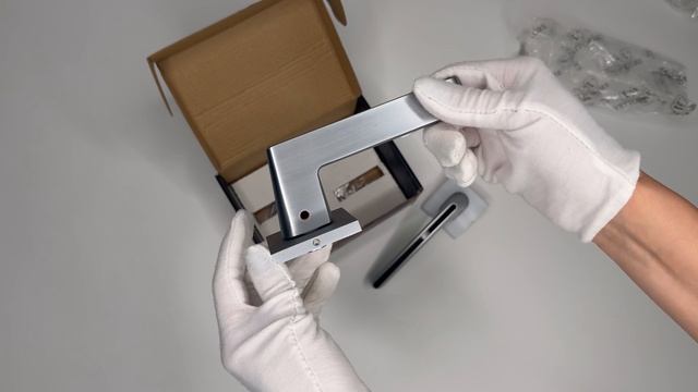 Ручка на раздельном тонком основании VETTORE R21.190 MCP/BL(Матовый Хром/Чёрная Вставка)