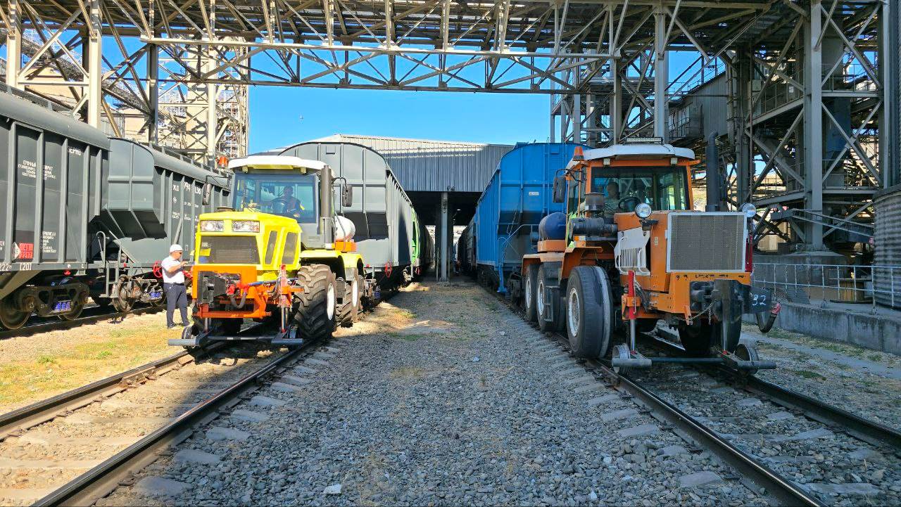 Совместная работа локотракторов  КРТ-1 и КРТ-2 производства ООО "Ригель АВ-Белгород"