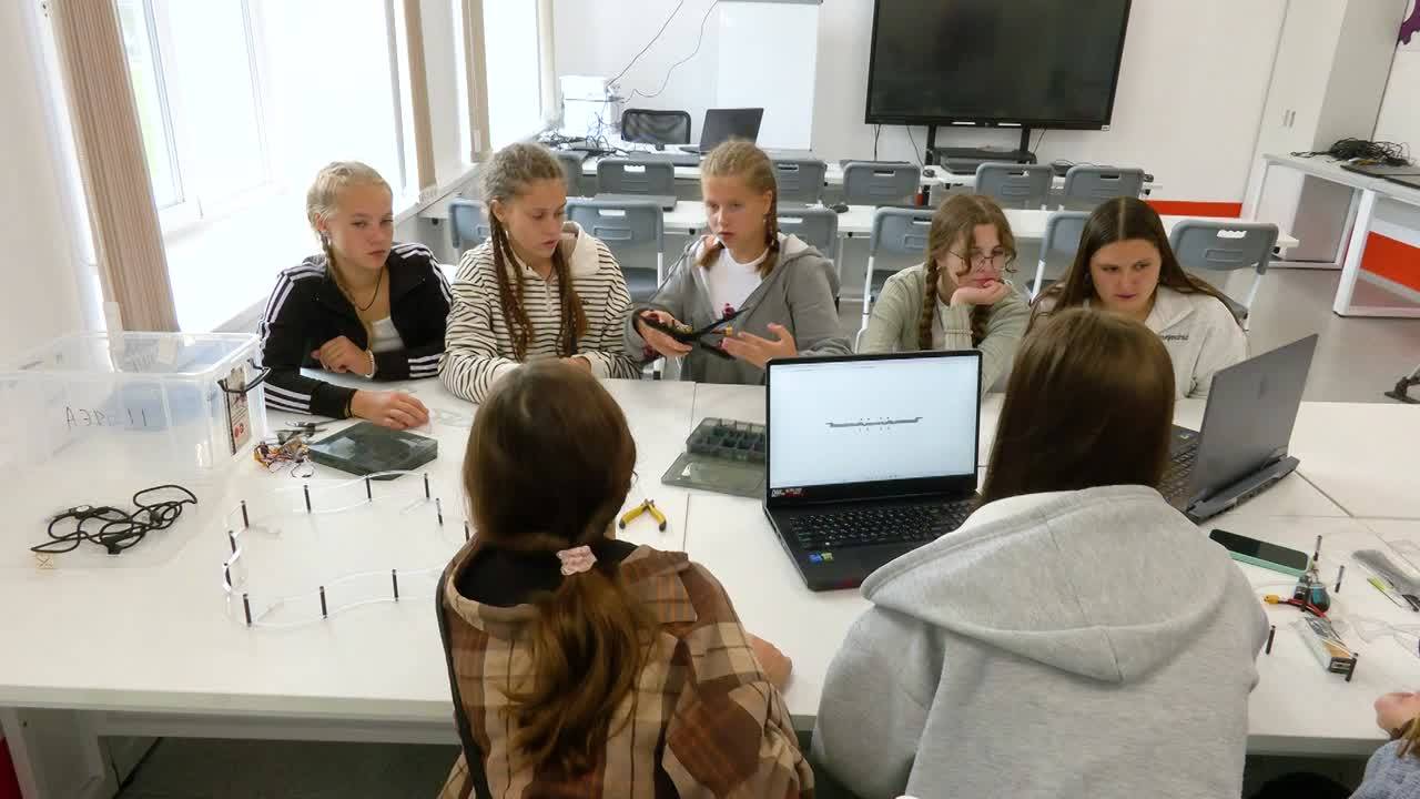 И объясняют, и помогают