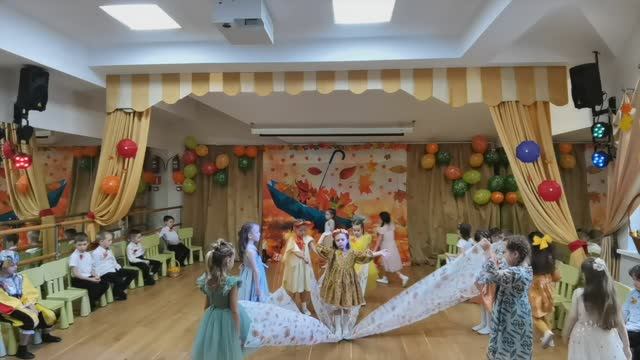 Простой красивый танец с тканью. Милый осенний листок. Осенний утренник подготовительная группа